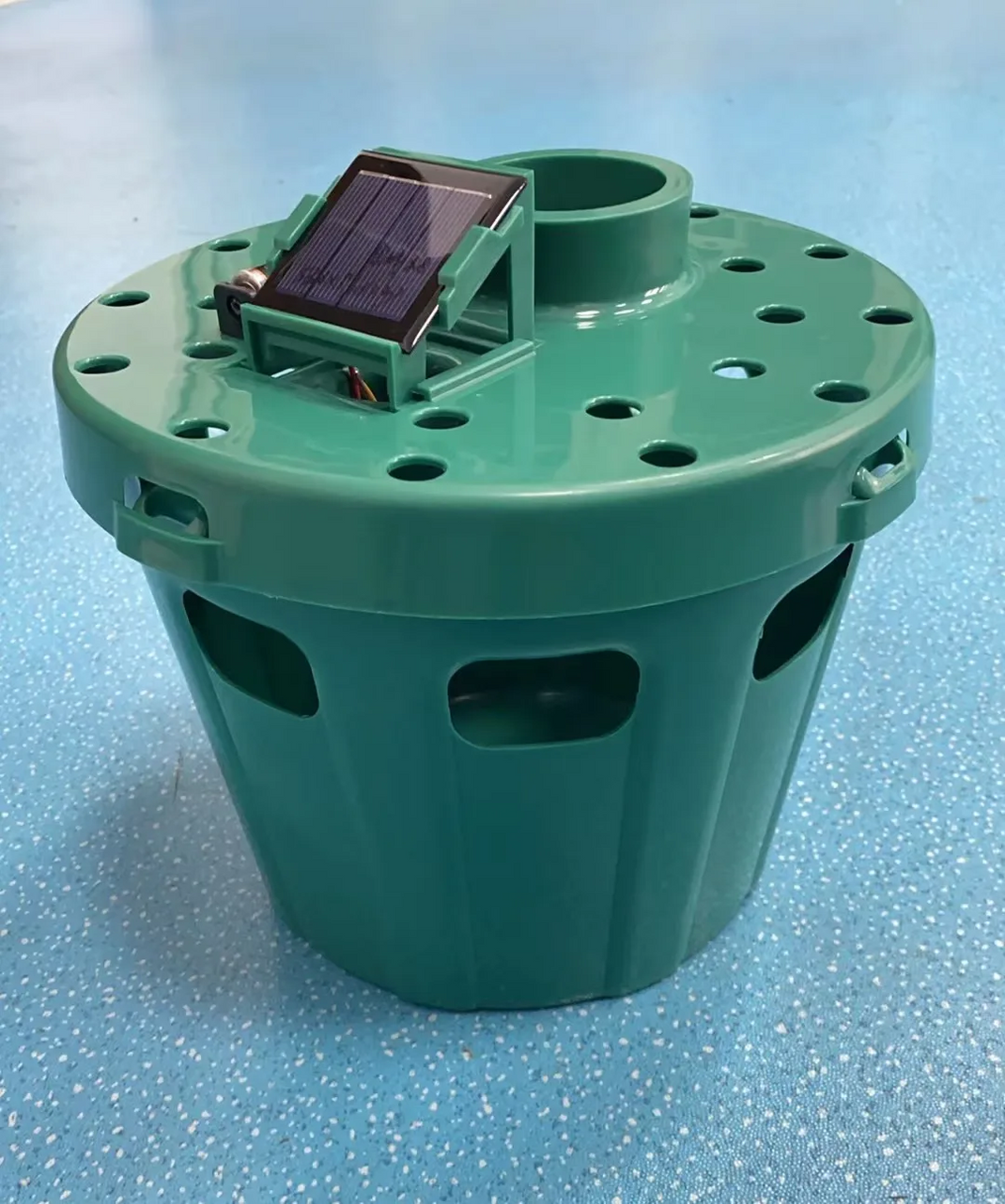 Green Solar Bucket | Organic, All-Natural Oils Insect Repellent ...